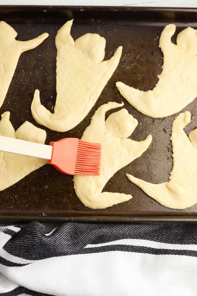 Spooktacular Cheesy Ghost Crescent Rolls | Today's Creative