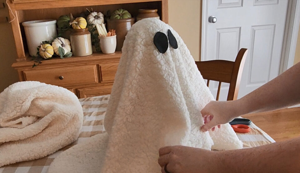 DIY Sherpa Ghost (+Video) | Easy Pottery Barn Copycat